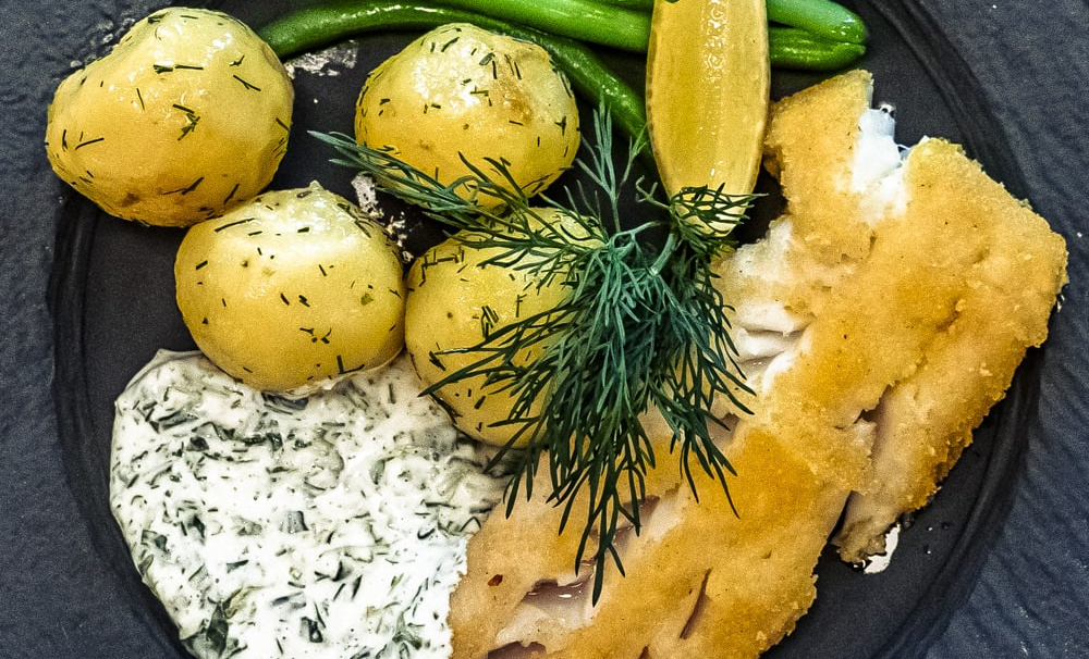 Stekt panerad torsk med klassisk Sauce Vert, Haricots verts och ...