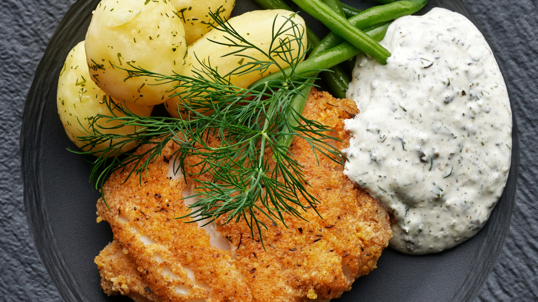 Stekt panerad torsk med klassisk sauce vert