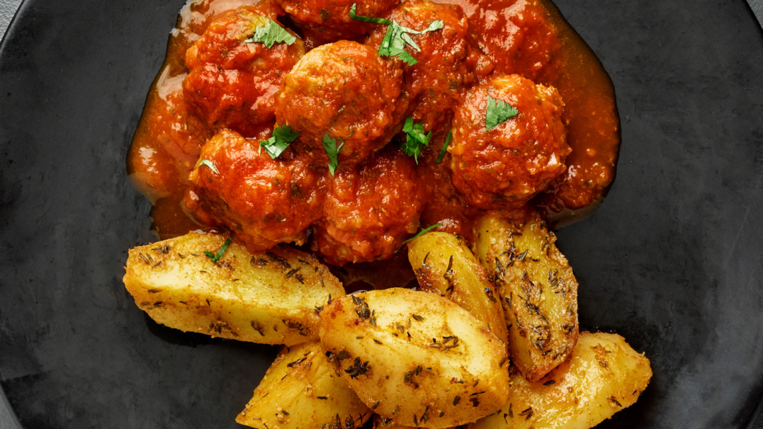 Kalvfrikadeller med tomatconcassé och gröna bönor samt klyft potatis ...