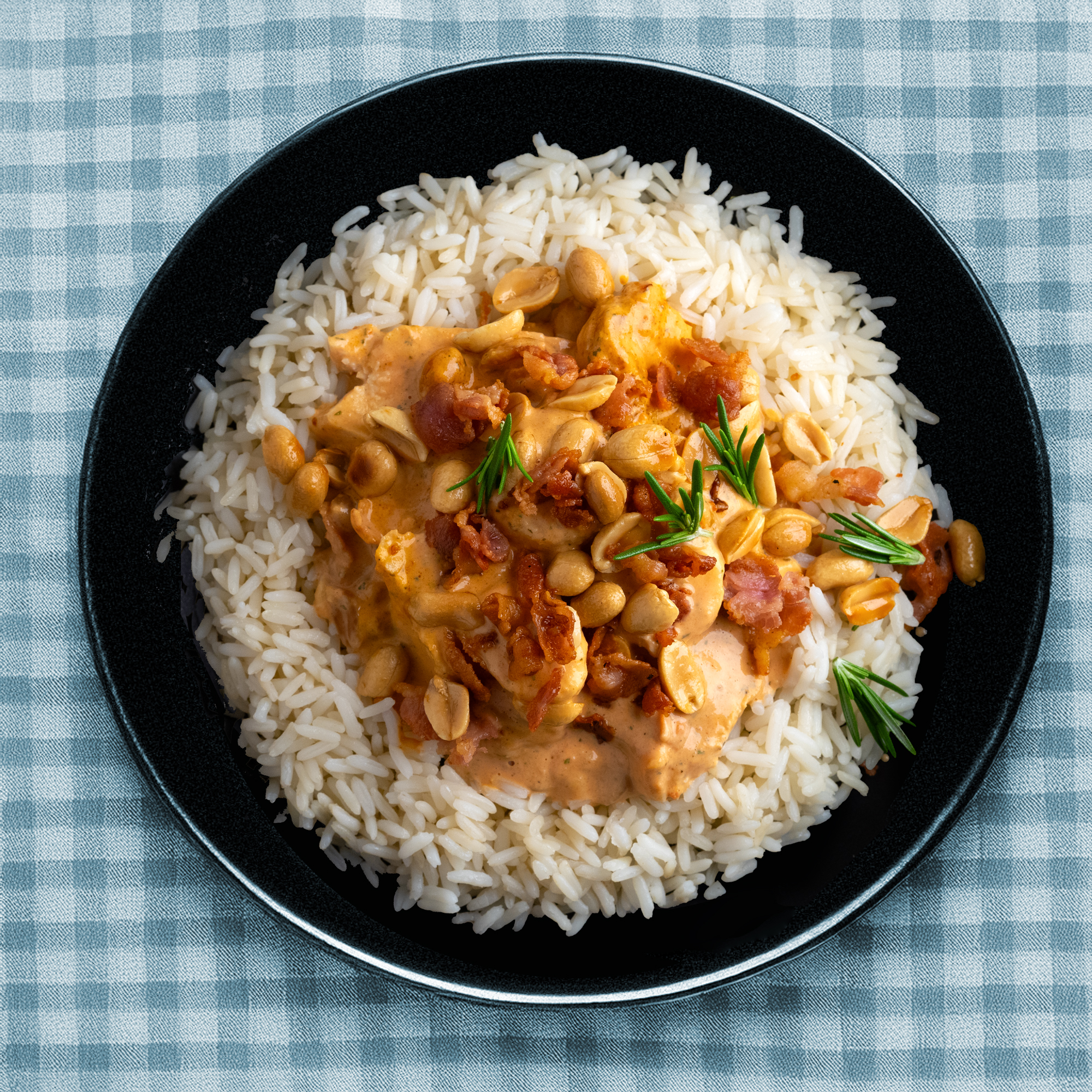 Flygande Jacob med kyckling, banan, bacon och jordnötter serveras med ...